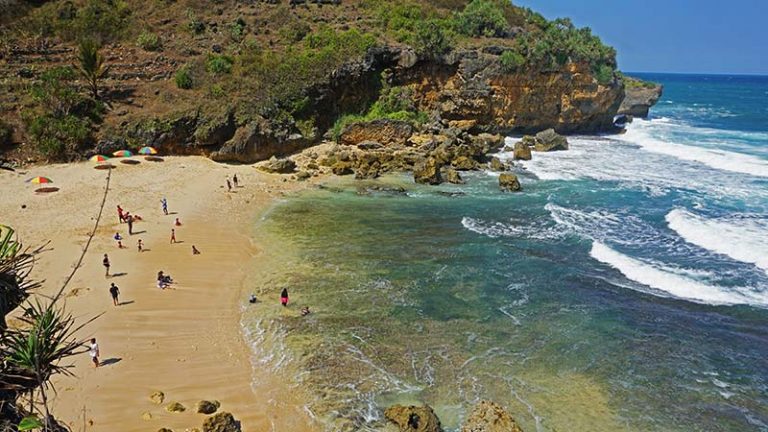 Pantai Ngeden: Pantai Eksotis Plus Tidak Berisik Keramaian Pengunjung ...